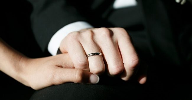 10 Cincin Emas Putih Pria Terbaik Rekomendasi 2023