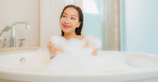 Mandi Malam Menyebabkan Rematik, Mitos atau Fakta ya?