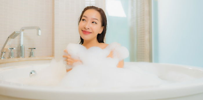 Mandi Malam Menyebabkan Rematik, Mitos atau Fakta ya?