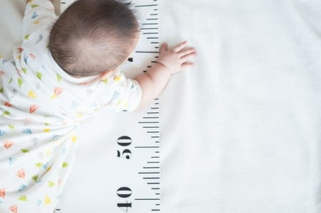 Tinggi Badan Bayi 15 Bulan yang Normal dan Pertumbuhannya