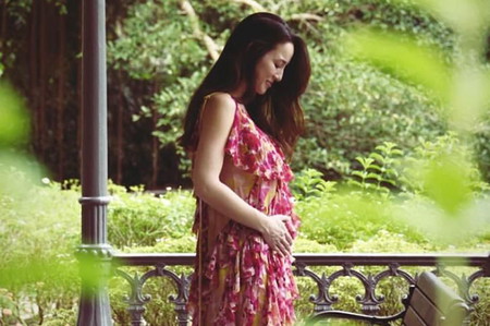 Julie Estelle Hamil Anak Pertama! Hadiah Anniversary Pernikahan