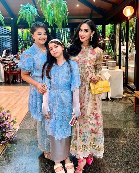 7 Potret Ibu Marshanda Menikah Lagi, Suami Bukan Pria Sembarangan