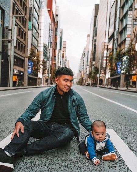 8 Momen Indra Priawan Momong Anak, Aura Hot Daddy Terpancar