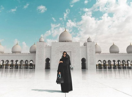 6 Potret Anisha Isa Kalebic, Kekasih Pangeran Mateen yang Pandai Bisnis