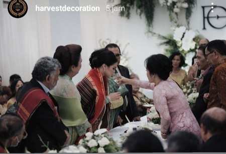 6 Foto Fritz Hutapea dan Chen Giovani Ritual Adat Martumpol, Menawan!