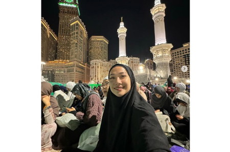 10 Momen BCL dan Tiko Aryawardhana Umrah, Ajak Anak dan Ibunda!