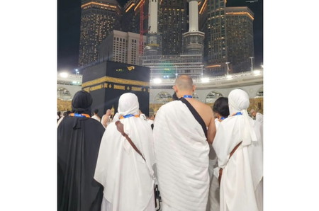 10 Momen BCL dan Tiko Aryawardhana Umrah, Ajak Anak dan Ibunda!