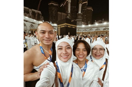 10 Momen BCL dan Tiko Aryawardhana Umrah, Ajak Anak dan Ibunda!