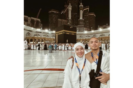 10 Momen BCL dan Tiko Aryawardhana Umrah, Ajak Anak dan Ibunda!