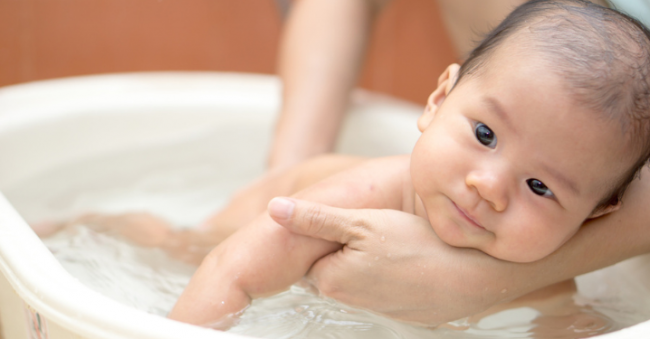 Manfaat Mandi untuk Kesehatan Kulit dan Tumbuh Kembang Bayi