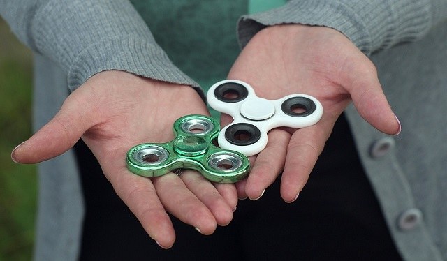Fidget Spinner | Permainan Yang Berbahaya Untuk Kanak-Kanak!