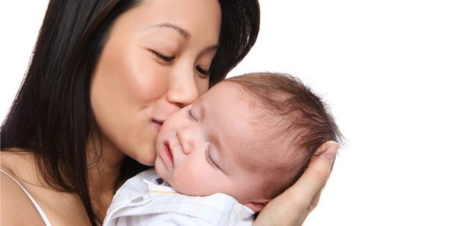 Dukung Bayi Dengan Kerap Boleh Jadikan Mereka Manja? Ini Penjelasan