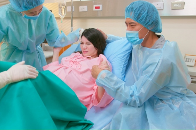 Tanda Tanda Bersalin Dalam Masa Terdekat Anda & Pasangan Perlu Tahu!