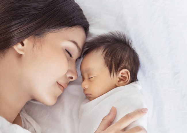 Tidur Bersama Bayi (Co-Sleeping) Ada Manfaat Atau Membahayakan?