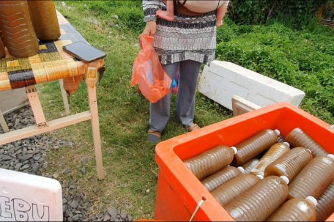 Jual Air Tebu, Ibu Muda Ini Cari Rezeki Sambil Gendong Bayi Usia 3 Bulan