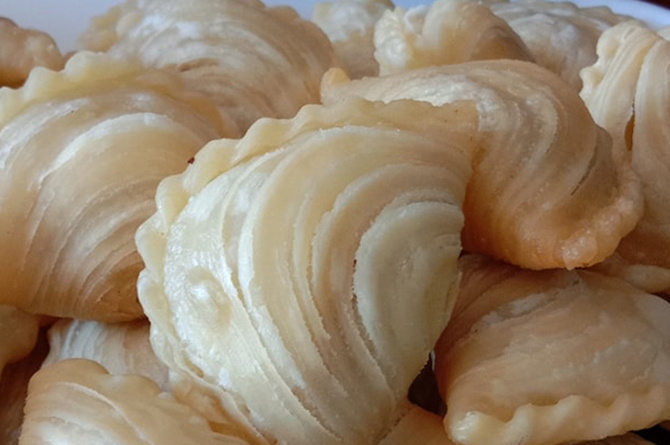 Resepi Karipap Pusing Rangup & Sedap, Guna 3 Bahan Yang Mudah!