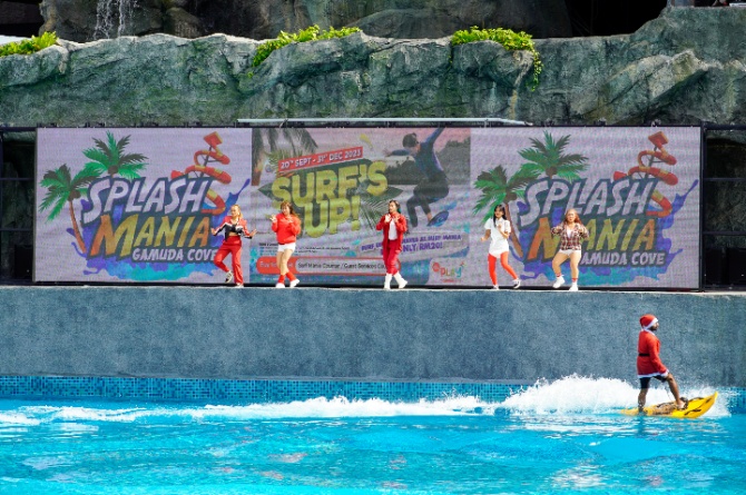SplashMania Waterpark Presents Santa's Ho-Ho-Holidays: A Christmas ...